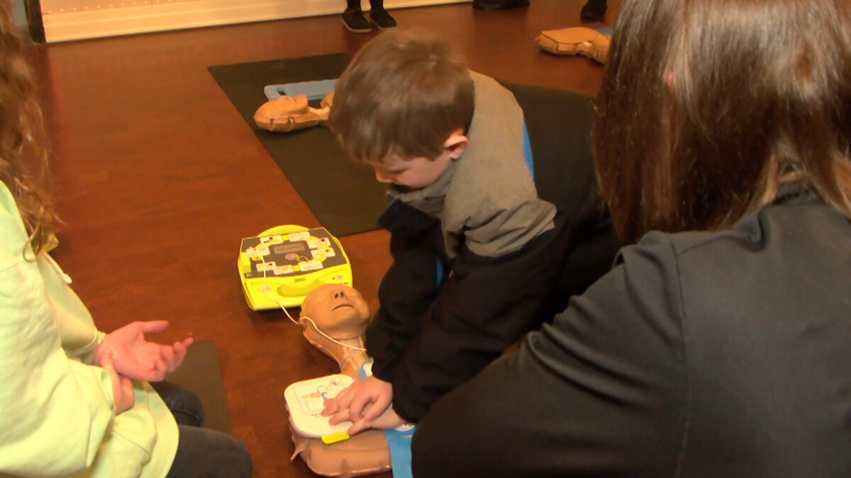 Baxter Gym Offers Free CPR Training for the Community - Lakeland PBS