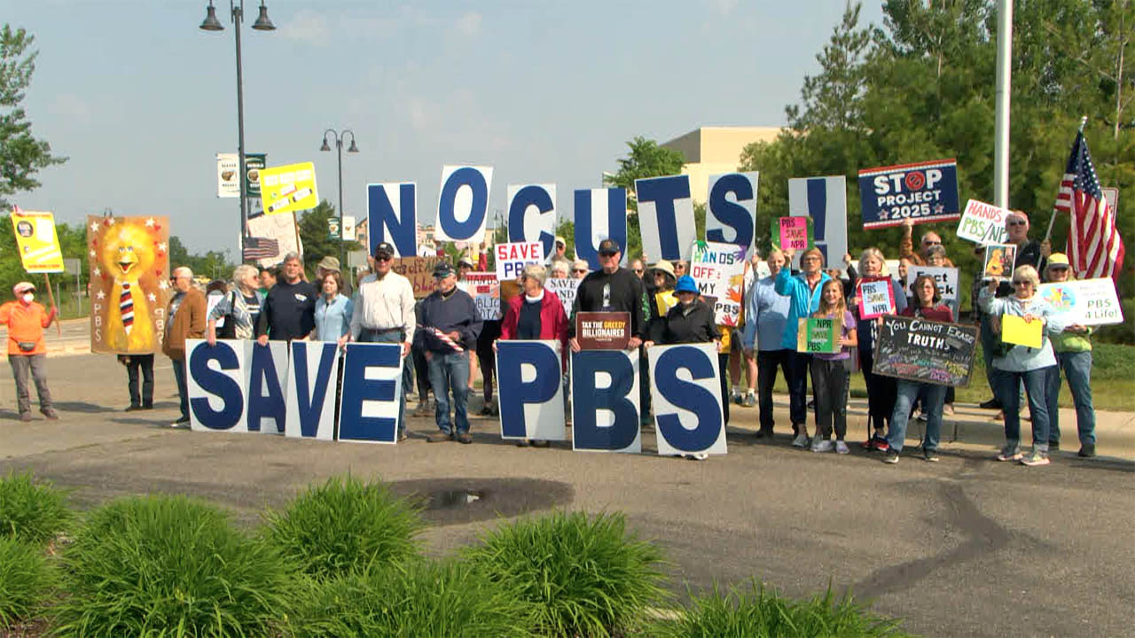 Indivisible Bemidji Holds Rally to Show Support for Public Broadcasting